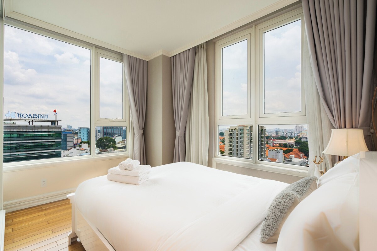 Apartamento luxo, 3 quartos, cozinha, vista para a cidade | Frigobar (abastecido com alguns itens grátis), escrivaninha