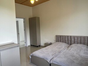 Quarto Duplo ou Twin, vista para o jardim | Secretária, secretária adequada para computadores portáteis 