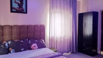 Quarto Individual Deluxe | Secretária adequada para computadores portáteis, Wi-fi grátis