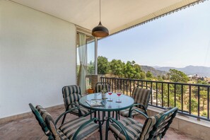 Apartamento Deluxe, vista para o jardim | Refeições ao ar livre