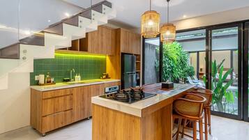 Villa Deluxe, 2 quartos, piscina privativa | Cozinha privada | Especiarias, São fornecidos artigos de higiene pessoal ecológicos