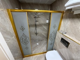 Quarto Quádruplo Familiar, Vista para a cidade | Casa de banho | Artigos de higiene pessoal grátis, um secador de cabelo 