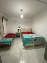 Quarto triplo standard, sacada, vista para a cidade | Wi-Fi de cortesia