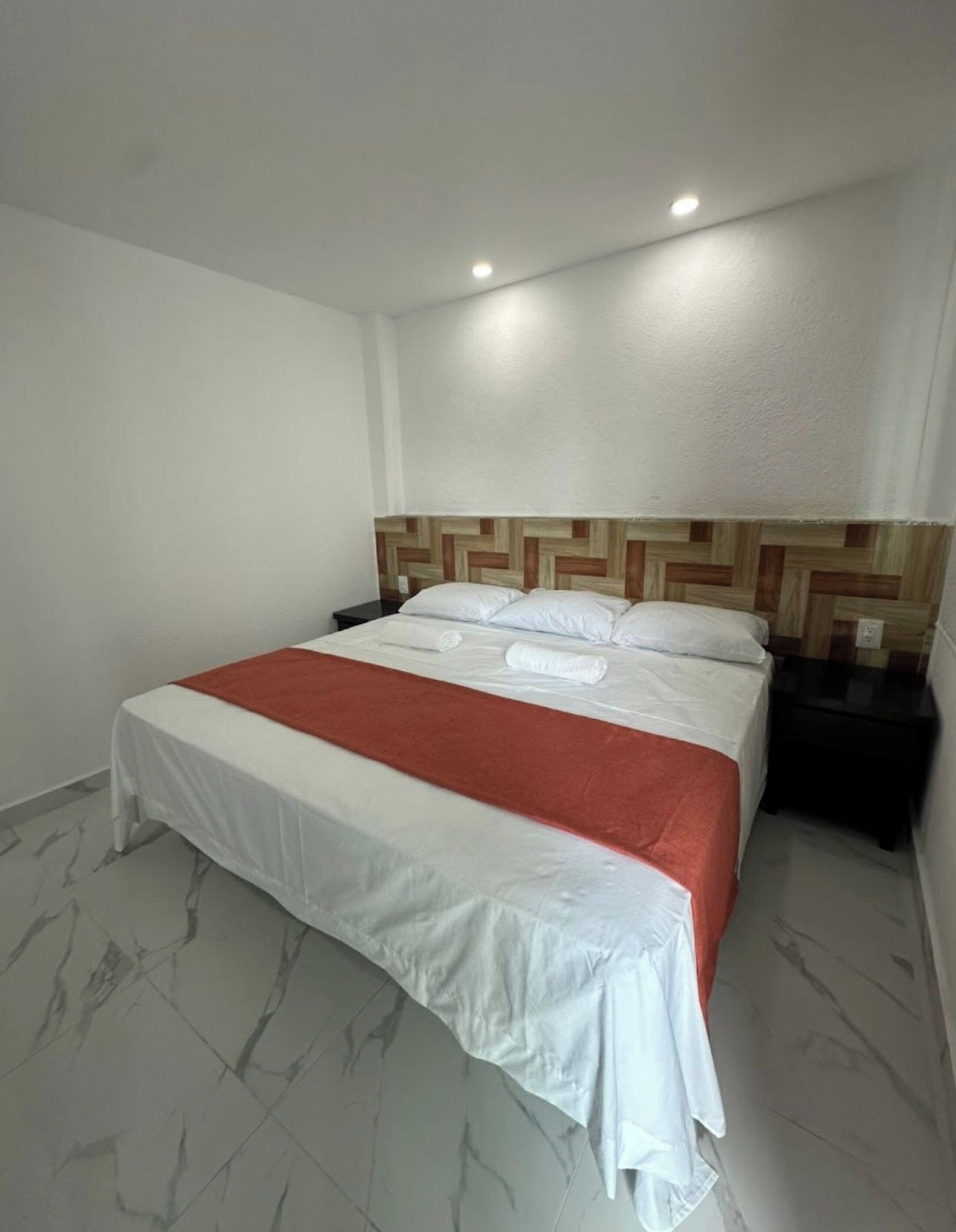 Quarto casal superluxo, vista parcial para o oceano | Wi-Fi de cortesia, roupa de cama