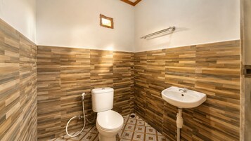 Quarto casal superior, sacada | Banheiro | Chuveiro, produtos de toalete grátis, toalhas de banho, sabonete