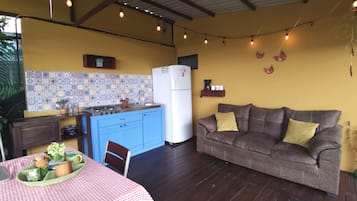Quarto Comfort, 1 cama king-size, vista para a montanha | Sala de estar | Televisor