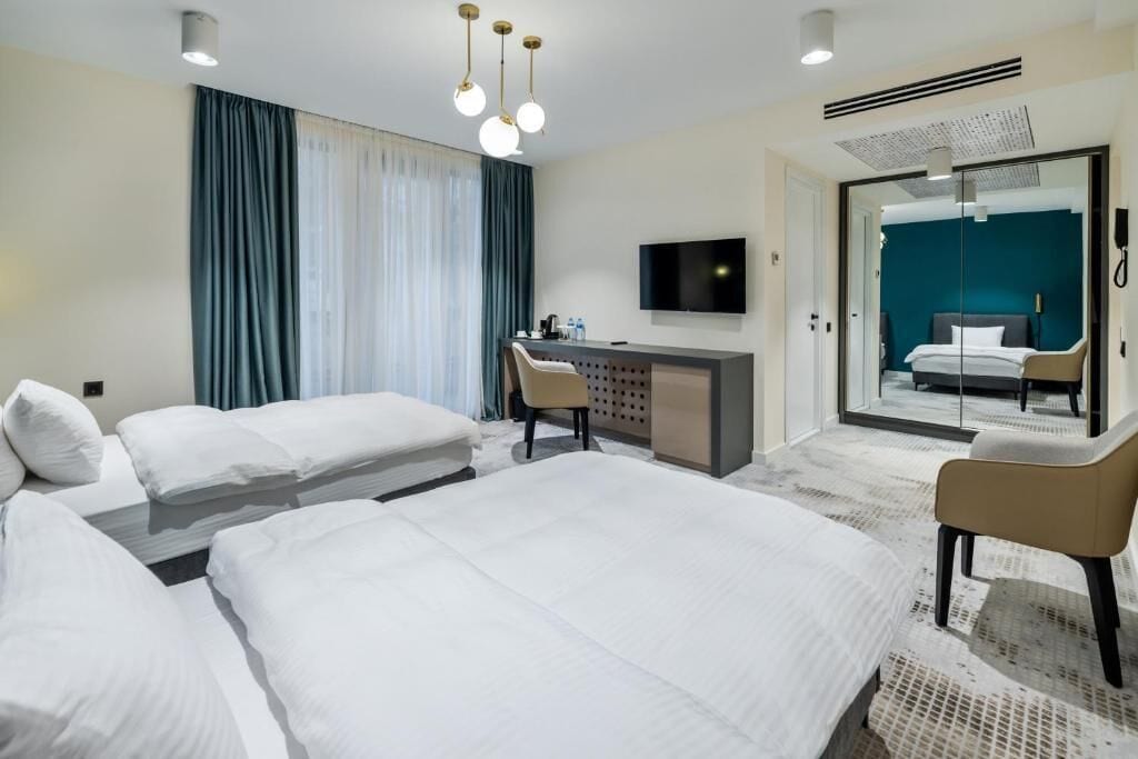 Quarto Twin Standard, vista para o jardim | Secretária, secretária adequada para computadores portáteis 
