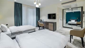 Quarto Twin Standard, vista para o jardim | Secretária, secretária adequada para computadores portáteis
