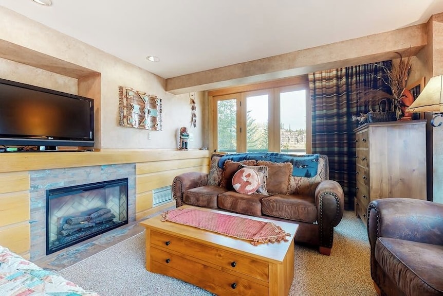 Cozy & Charming Ski-in/out Mountain Retreat With A Pool, Hot Tub, & Fitness Room - Big Sky, MT