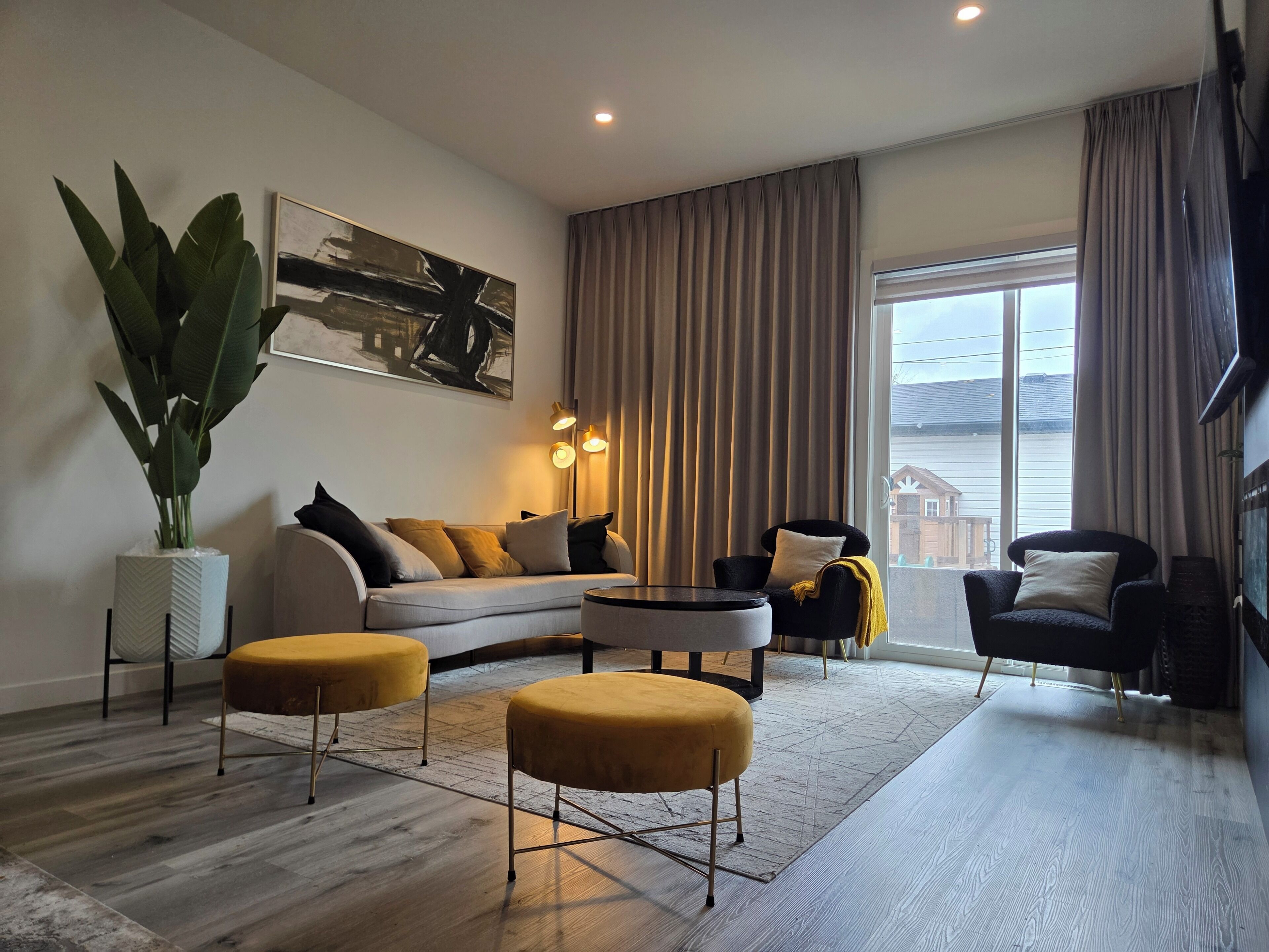 Diamond Lux | Full Air-conditioned Brand New 3br | Sleeps 8+ | Centrally Located - Fort Calgary