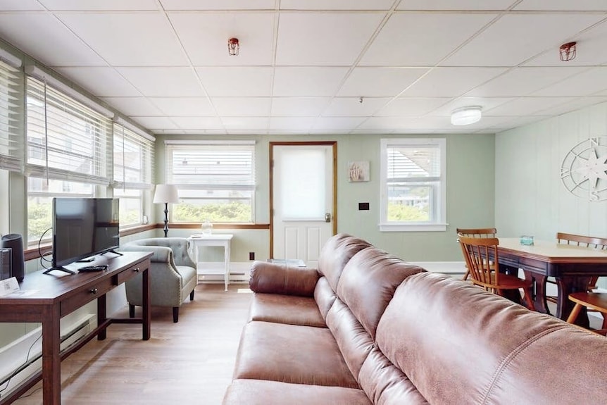 Sunlit & Charming Coastal Retreat With Deck - Near Golf - Across From The Beach - York, ME