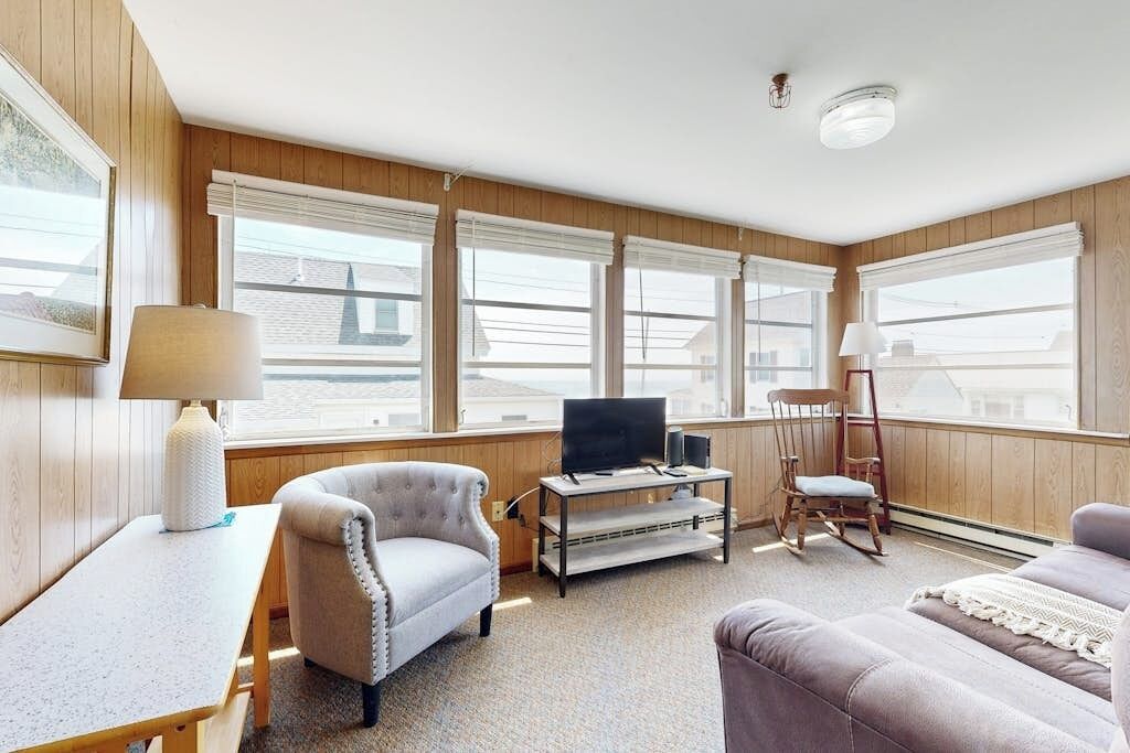 Sunlit & Charming Coastal Retreat With Deck & Fast Wifi - Near Golf - York's Wild Kingdom, York