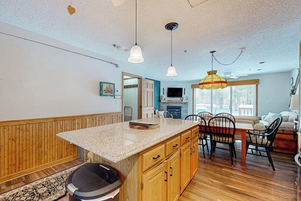 Mountain Condo: Centrally Located To Shopping, Restaurants, Skiing, Hike & More - North Conway, NH