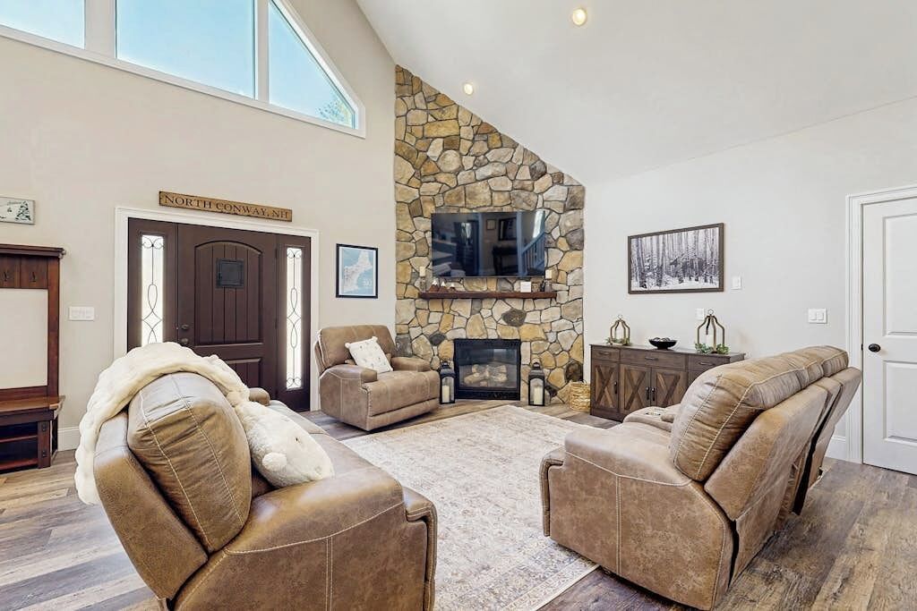 Mountainside Townhome W/ Hot Tub:  Walk To Lift & Downtown - North Conway, NH