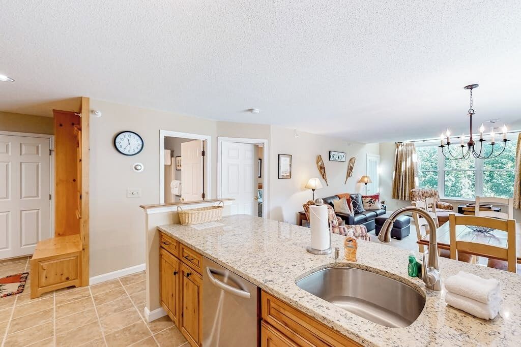 Condo Near Ski Trail With Fireplace, Hot Tub, Pool, Tennis & Washer/dryer - Vermont