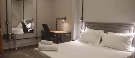Quarto casal superluxo | Escrivaninha, espaço de trabalho para notebook, Wi-Fi de cortesia