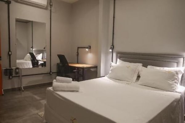 Quarto Duplo de Luxo | Secretária, secretária adequada para computadores portáteis