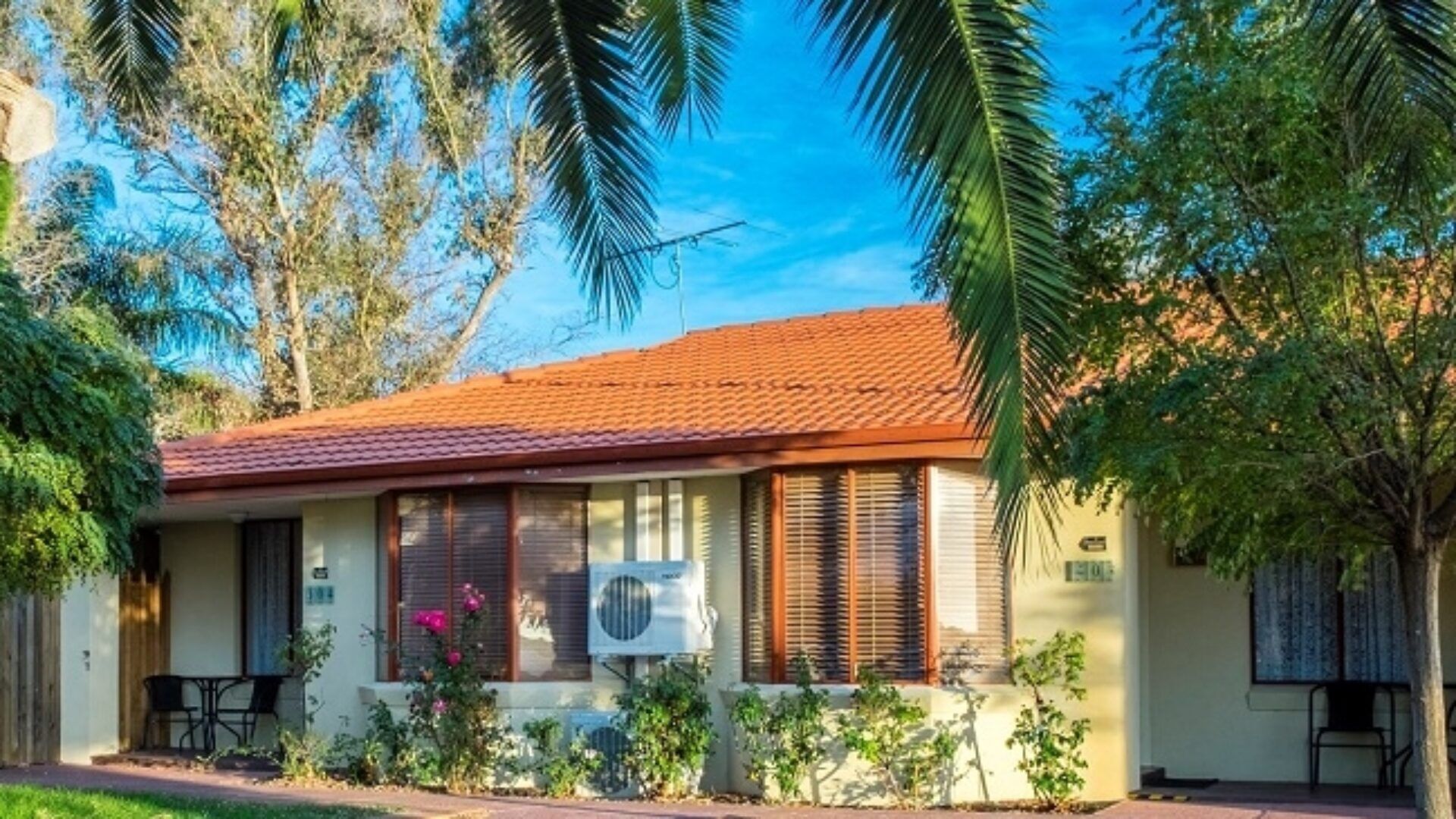 Apartamento Standard, pátio, vista para o mar | Ferro/tábua de engomar, roupa de cama fornecida 