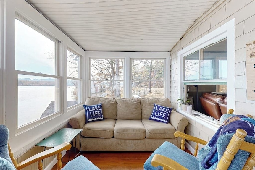 Dog-friendly Cabin On The Water With A Sunroom, Firepit, & Full Kitchen - Castleton, VT