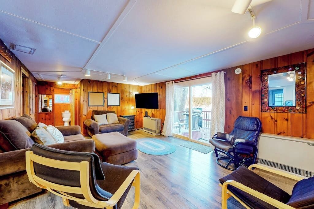 Dog-friendly Lakefront Oasis With Scenic Patio & Firepit - Near Skiing & Golf - Castleton, VT