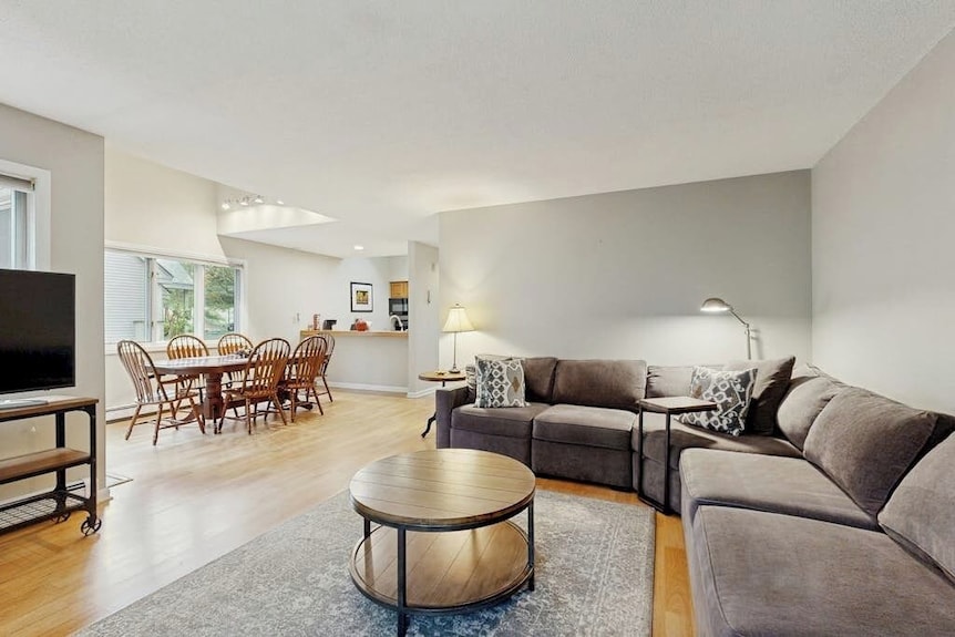 Comfortable Condo W/ Two Fireplaces, Balcony, Pool, Tennis, Close To Recreation - Woodstock, VT