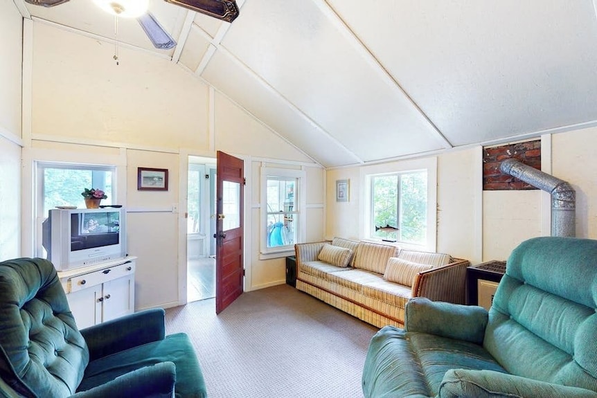 Quaint, Friendly Cottage With Lakefront Location & Water Views - Granville, NY