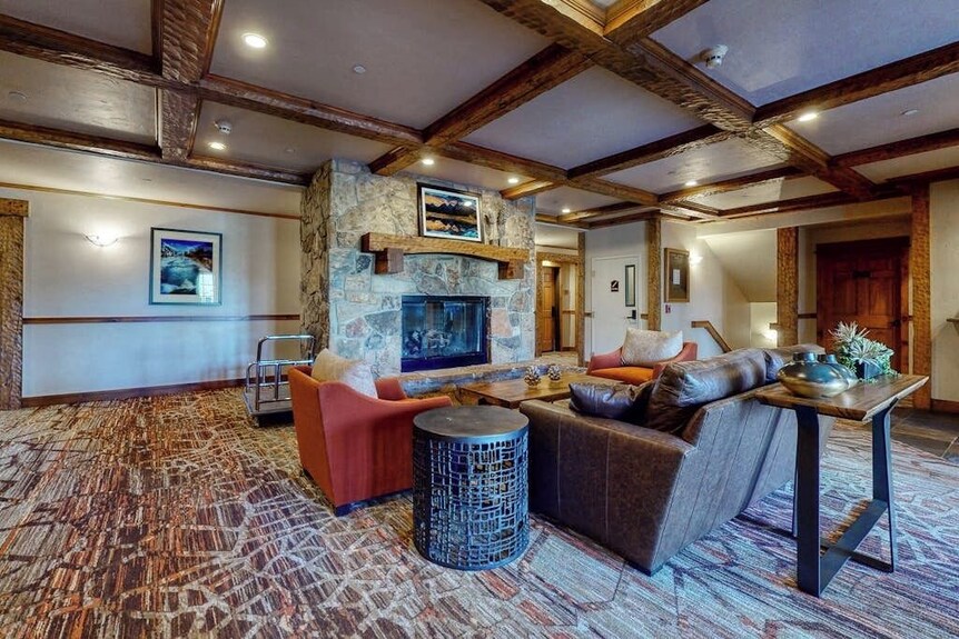 Walk To The Gondola Enjoy A Fireplace, W/d, Shared Hot Tubs, Pool, & Shuttle - Steamboat Springs