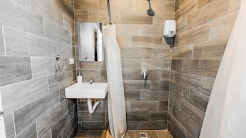 Apartamento Comfort | Casa de banho | Toalhas fornecidas, sabão, champô, papel higiénico