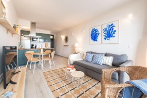 Apartamento luxo, vista para o jardim | Área de estar | TV de tela plana 32 polegadas com canais a cabo