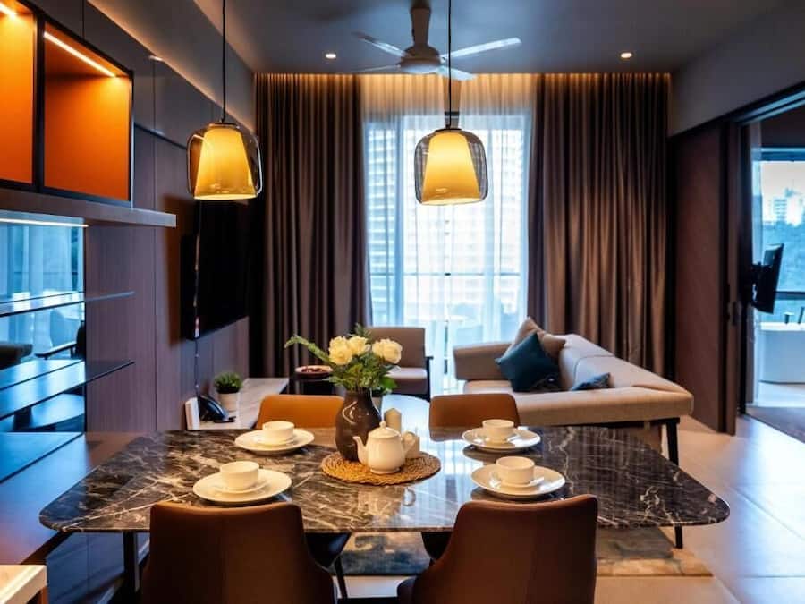 Suite Deluxe, varanda, vista para a montanha | Sala de estar | Televisor de ecrã plano de 65 polegadas com canais digitais