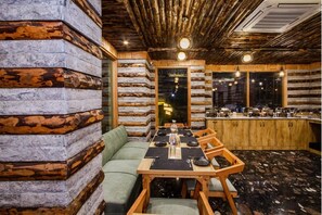 Pequeno-almoço tipo buffet diário mediante uma taxa 