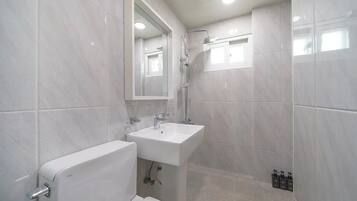 Quarto Duplo Standard, Vista para a cidade | Casa de banho | Um secador de cabelo, toalhas fornecidas, sabão, champô