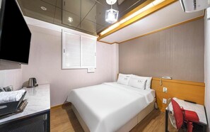 Quarto Duplo Standard, Vista para a cidade | Secretária, secretária adequada para computadores portáteis 