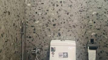 Quarto Duplo, vista para a montanha | Casa de banho | Um polibã, artigos de higiene pessoal grátis, toalhas fornecidas, sabão
