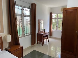 Cofre no quarto, cortinas/cortinados opacos, quartos insonorizados 
