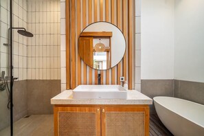 Villa Deluxe, 2 quartos, piscina privativa | Casa de banho | Roupões, chinelos, um bidé 