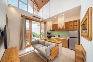 Villa Deluxe, 2 quartos, piscina privativa | Sala de estar | Smart TV de 50 polegadas com canais digitais 