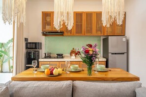 Villa Deluxe, 2 quartos, piscina privativa | Sala de estar | Smart TV de 50 polegadas com canais digitais 