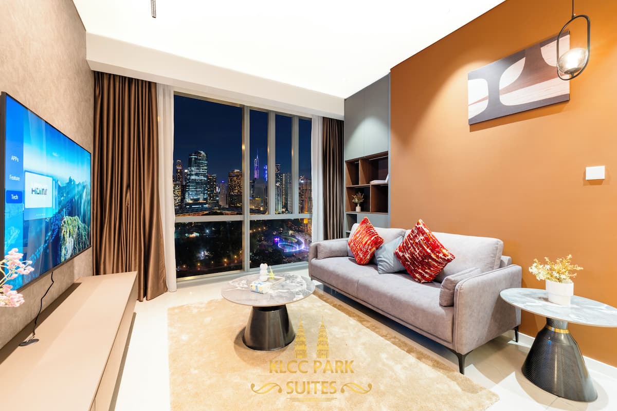 Deluxe One Bedroom Apartment KLCC Park View | Sala de estar | Smart TV de 43 polegadas com canais digitais, Netflix