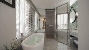 Quarto duplo, vista para a colina | Banheira de hidromassagem particular