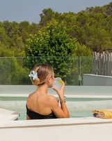 Piscina exterior sazonal, guarda-sóis, espreguiçadeiras 