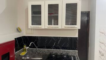 Quarto duplo standard | Cozinha privada | Frigobar, micro-ondas, talheres/pratos/utensílios de cozinha