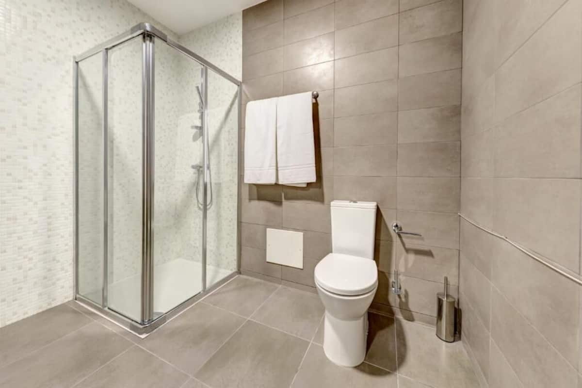 Quarto Duplo, adaptado para pessoas com dificuldades de mobilidade, Vista para a cidade | Casa de banho | Artigos de higiene pessoal grátis, um secador de cabelo