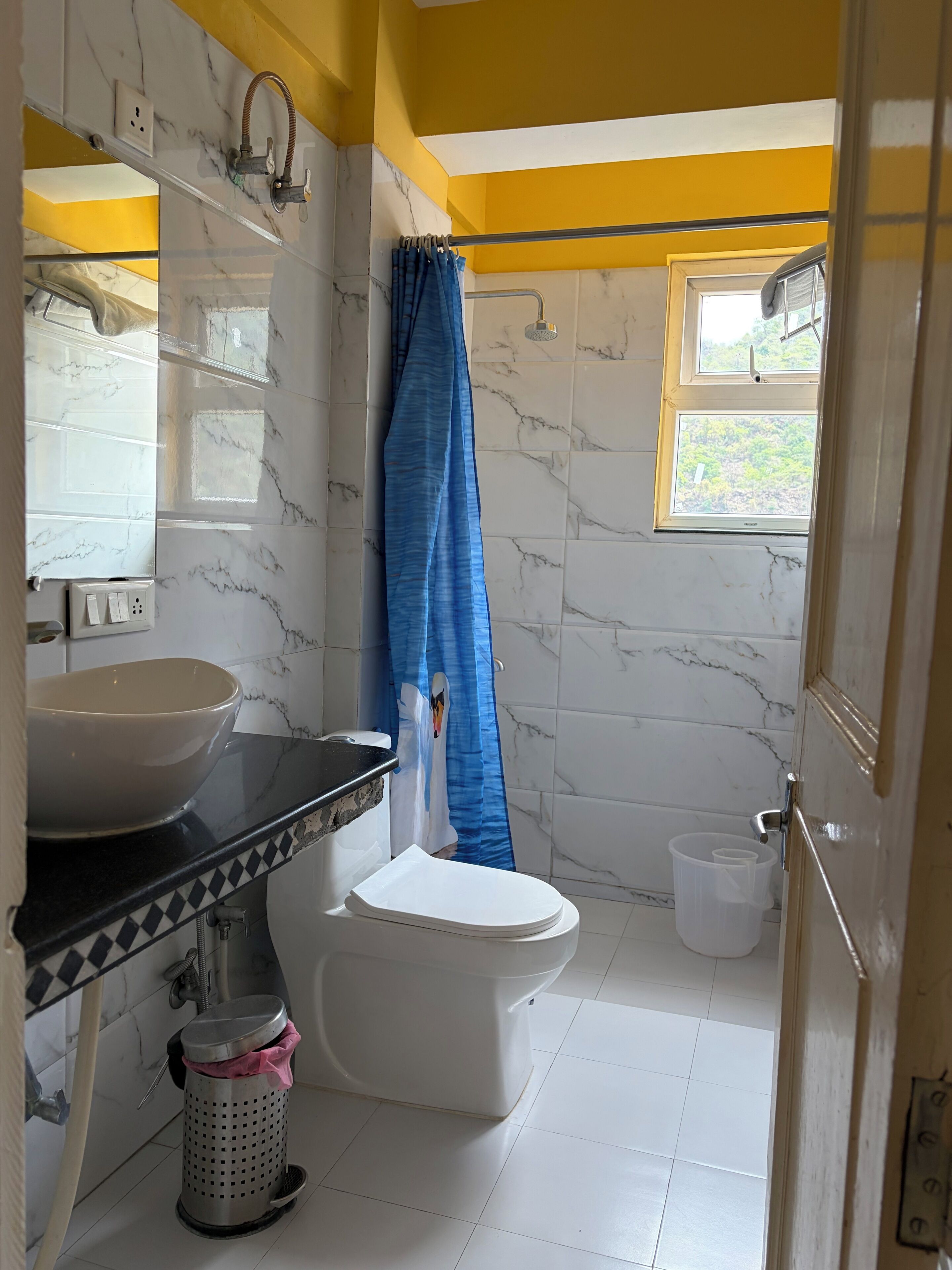 Quarto Duplo ou Twin Deluxe, varanda, vista para a montanha | Casa de banho | Um polibã, toalhas fornecidas, sabão, champô 