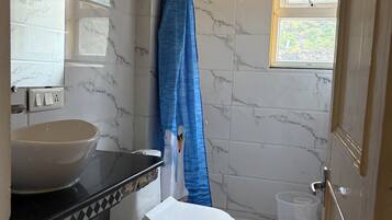 Quarto Duplo ou Twin Deluxe, varanda, vista para a montanha | Casa de banho | Um polibã, toalhas fornecidas, sabão, champô