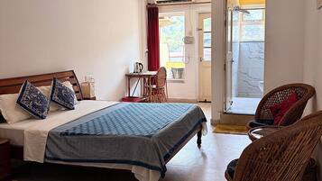 Quarto Duplo ou Twin Deluxe, varanda, vista para a montanha | Cofre no quarto, quartos insonorizados, ferro/tábua de engomar