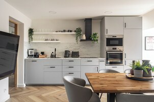 Apartamento Deluxe, Vista para a cidade, junto à praia | Cozinha privada | Uma cafeteira/bule, uma chaleira elétrica, uma torradeira 