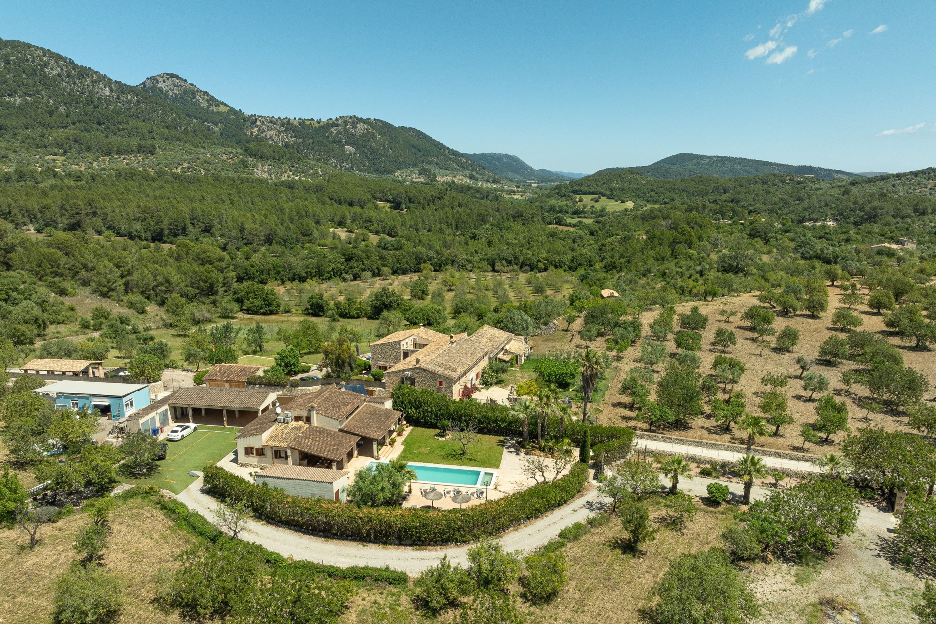 Um bairro residencial com casas, uma piscina e montanhas ao fundo.