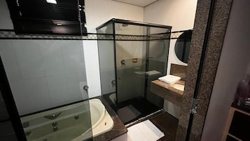 Apartamento standard | Banheiro | Produtos de toalete grátis, toalhas de banho, sabonete, shampoo