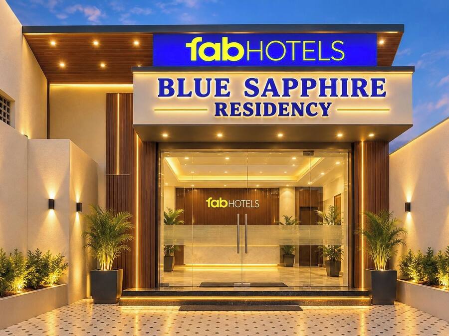 Fachada da FabHotels Blue Sapphire Residency com design moderno, destacando uma entrada imponente e sinalização iluminada.